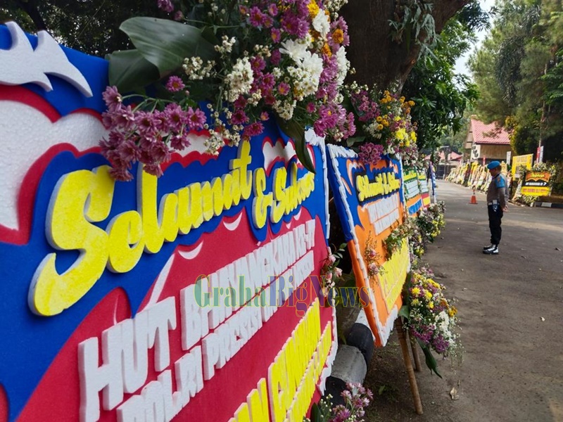 Karangan Bunga Berjejer Indah Selamat Hari Bhayangkara Ke-77 Di Markas ...